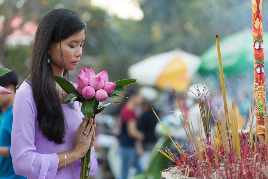 Flower and joss stick offerings to Buddha at temple - Buddha Weekly ...
